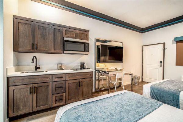 Bellflower Boutique Hotel Rooms | Aspire Inn Studios & Spa | Bellflower ...